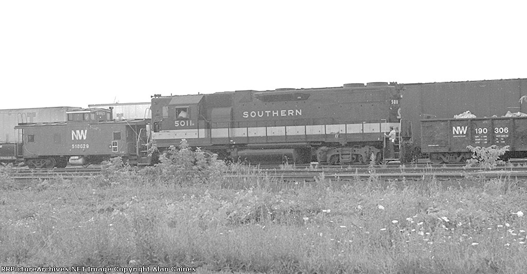 SR GP-38-2 5011